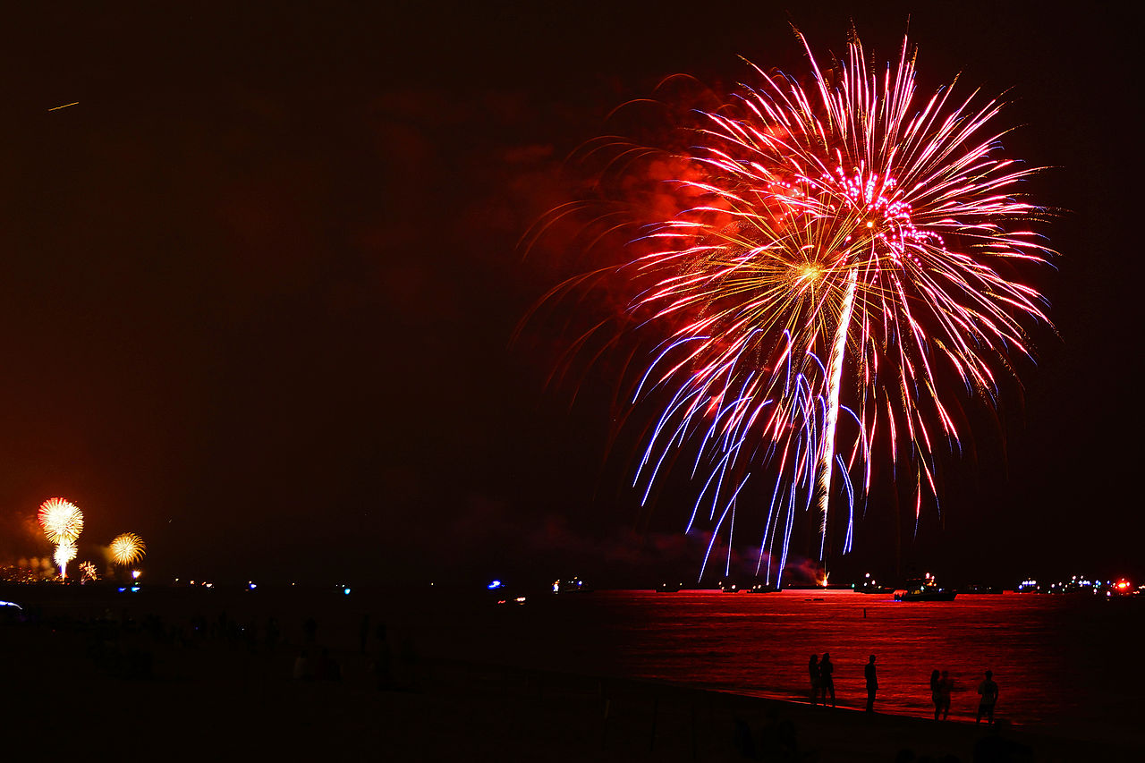 Beach on fire 2025: sabato 23 agosto fuochi d'artificio in barca